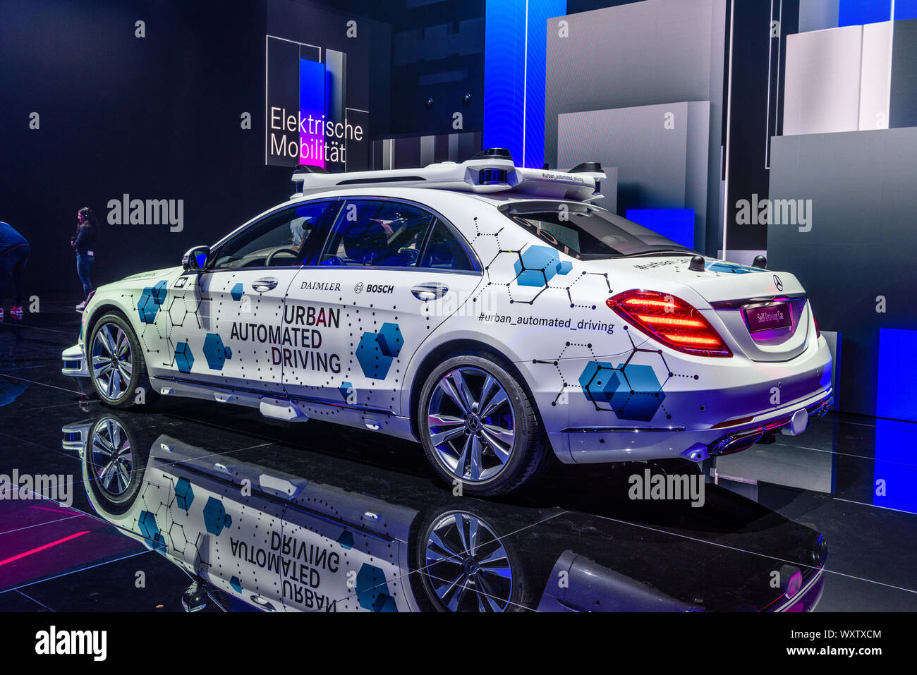FRANKFURT, Deutschland - September 2019: Weiße MERCEDES-BENZ ROBO-TAXI ...