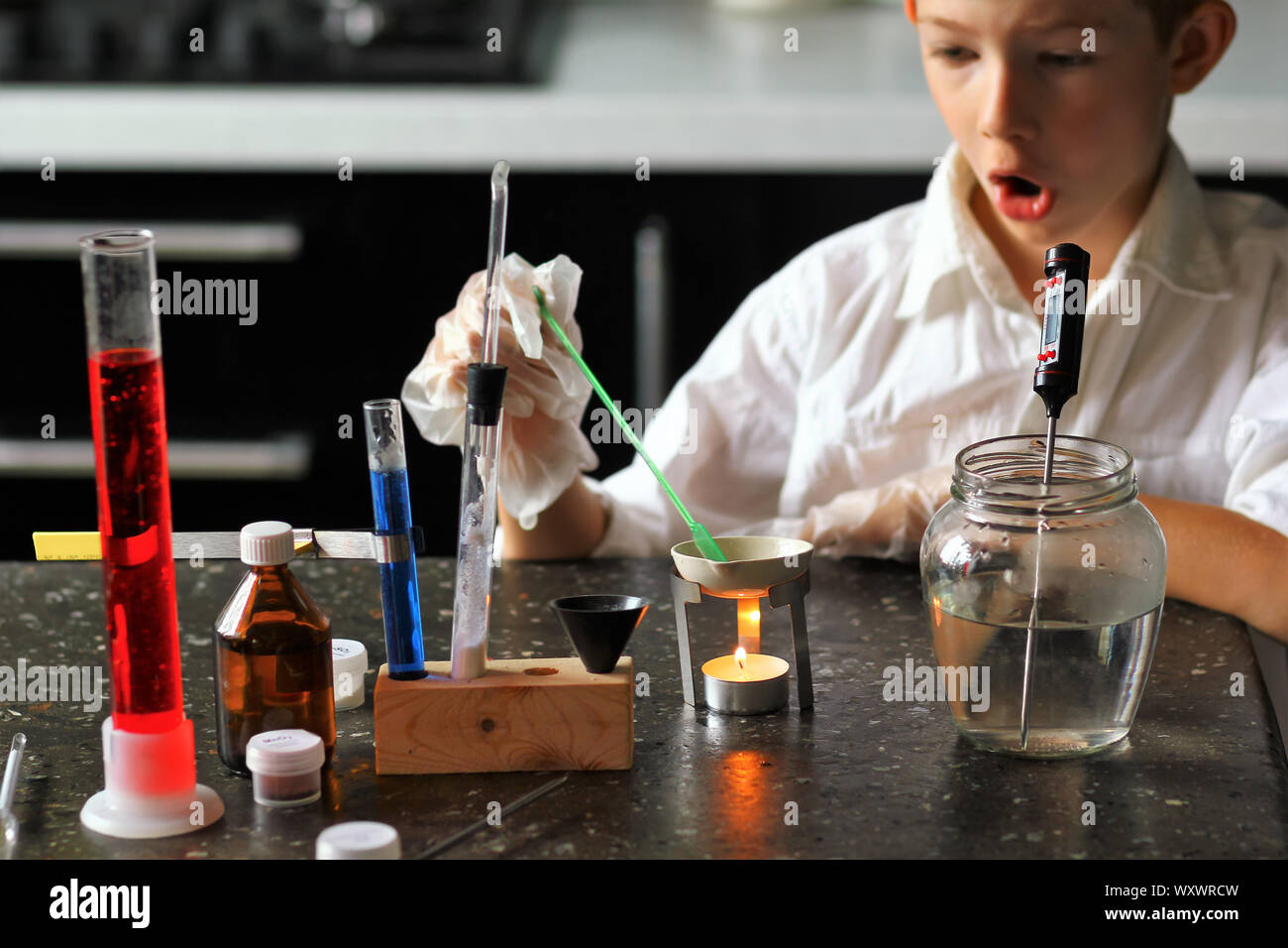 Junge macht wissenschaftliches experiment -Fotos und -Bildmaterial in ...