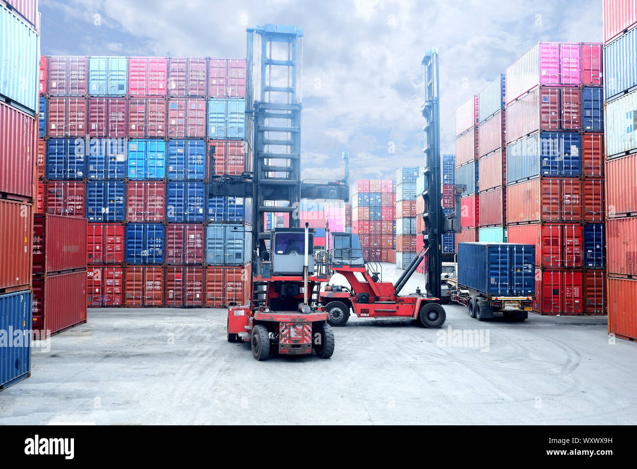 Stapler anheben Cargo Container in der Schifffahrt Yard oder Dock Yard ...