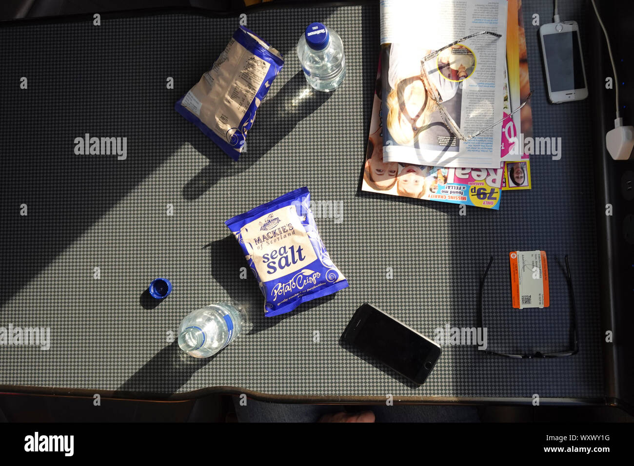 Tisch mit flaschen -Fotos und -Bildmaterial in hoher Auflösung – Alamy