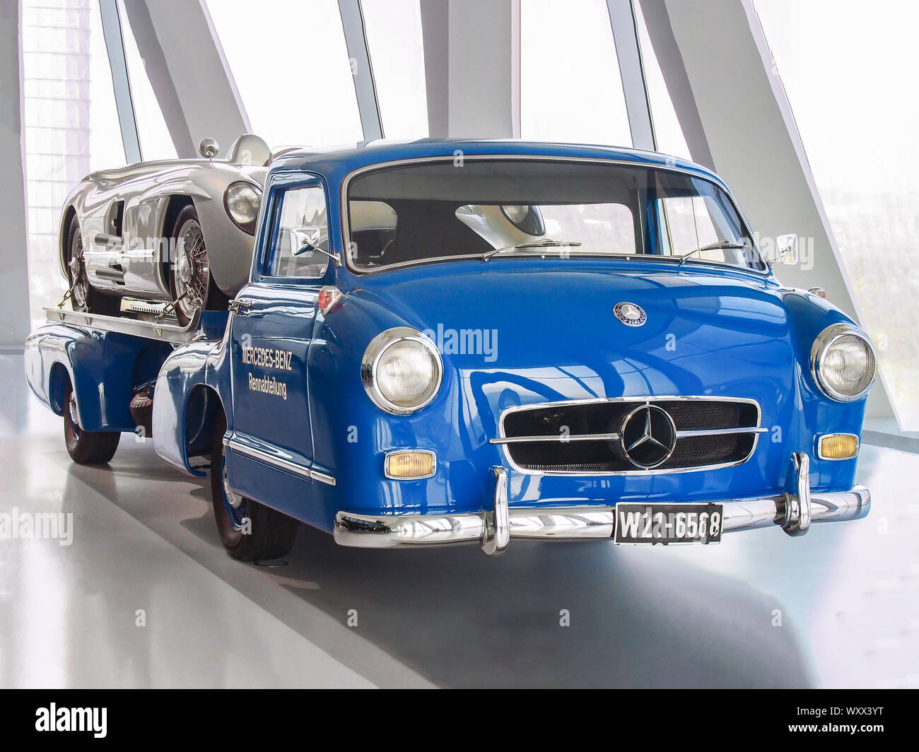 STUTTGART, DEUTSCHLAND - 7 April, 2017: 1955 "Blaues Wunder" Mercedes ...