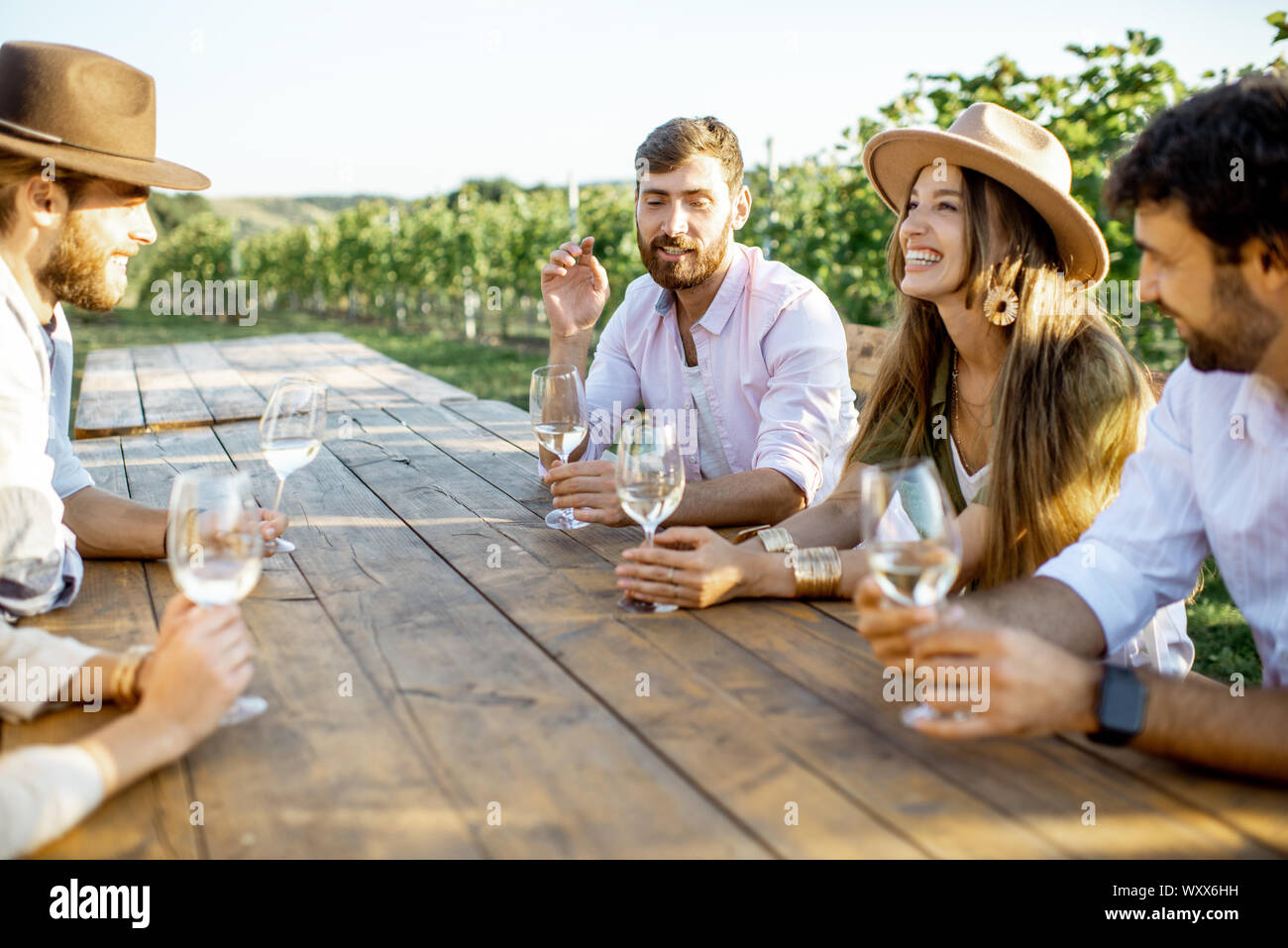 Wein Trinken und Lachen Stockfotos und -bilder Kaufen - Alamy