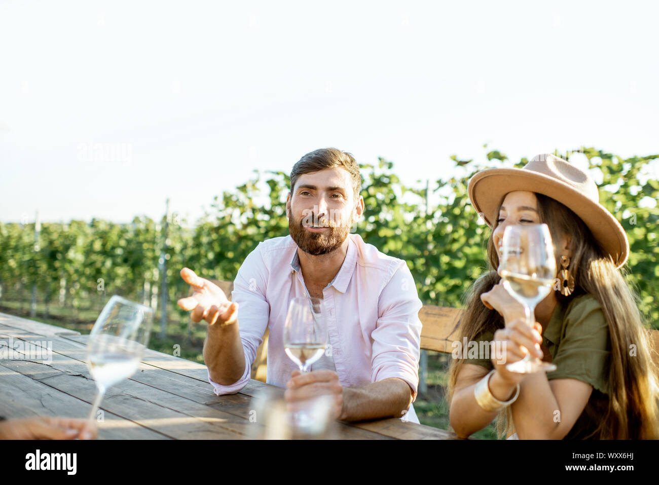 Wein trinken und lachen -Fotos und -Bildmaterial in hoher Auflösung – Alamy