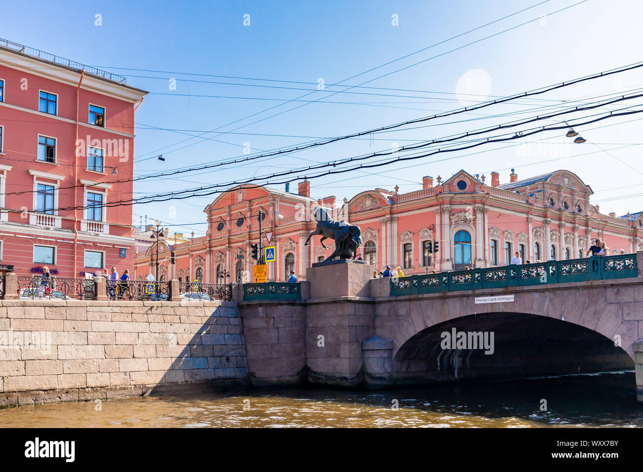 Die Anitschkow-brücke mit Klodt des Pferdes Dompteure Skulpturen in St ...