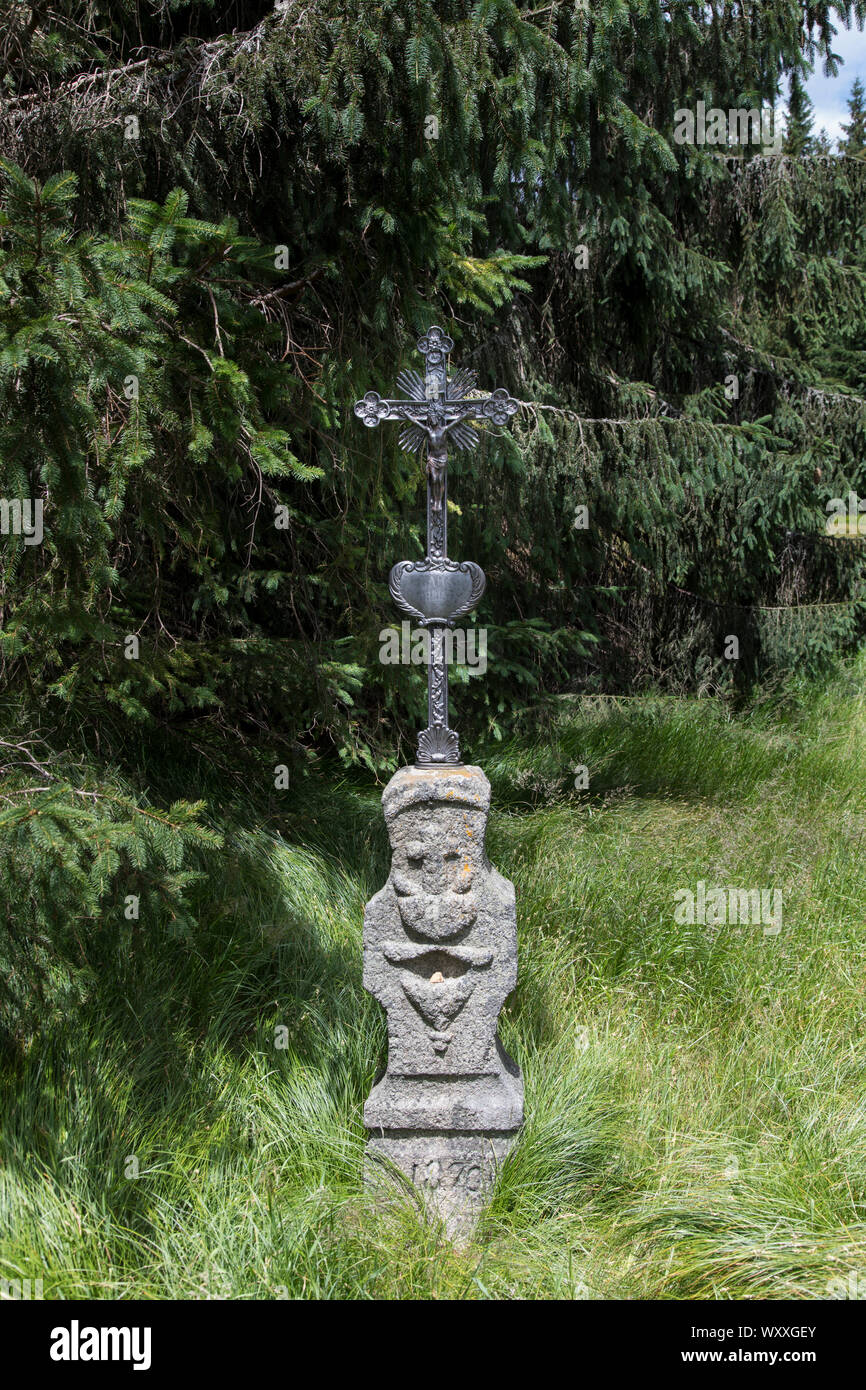 Kreuz kreuz -Fotos und -Bildmaterial in hoher Auflösung – Alamy