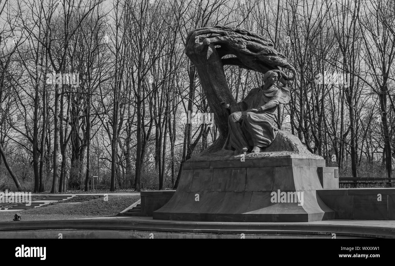 Chopin statue Schwarzweiß-Stockfotos und -bilder - Alamy