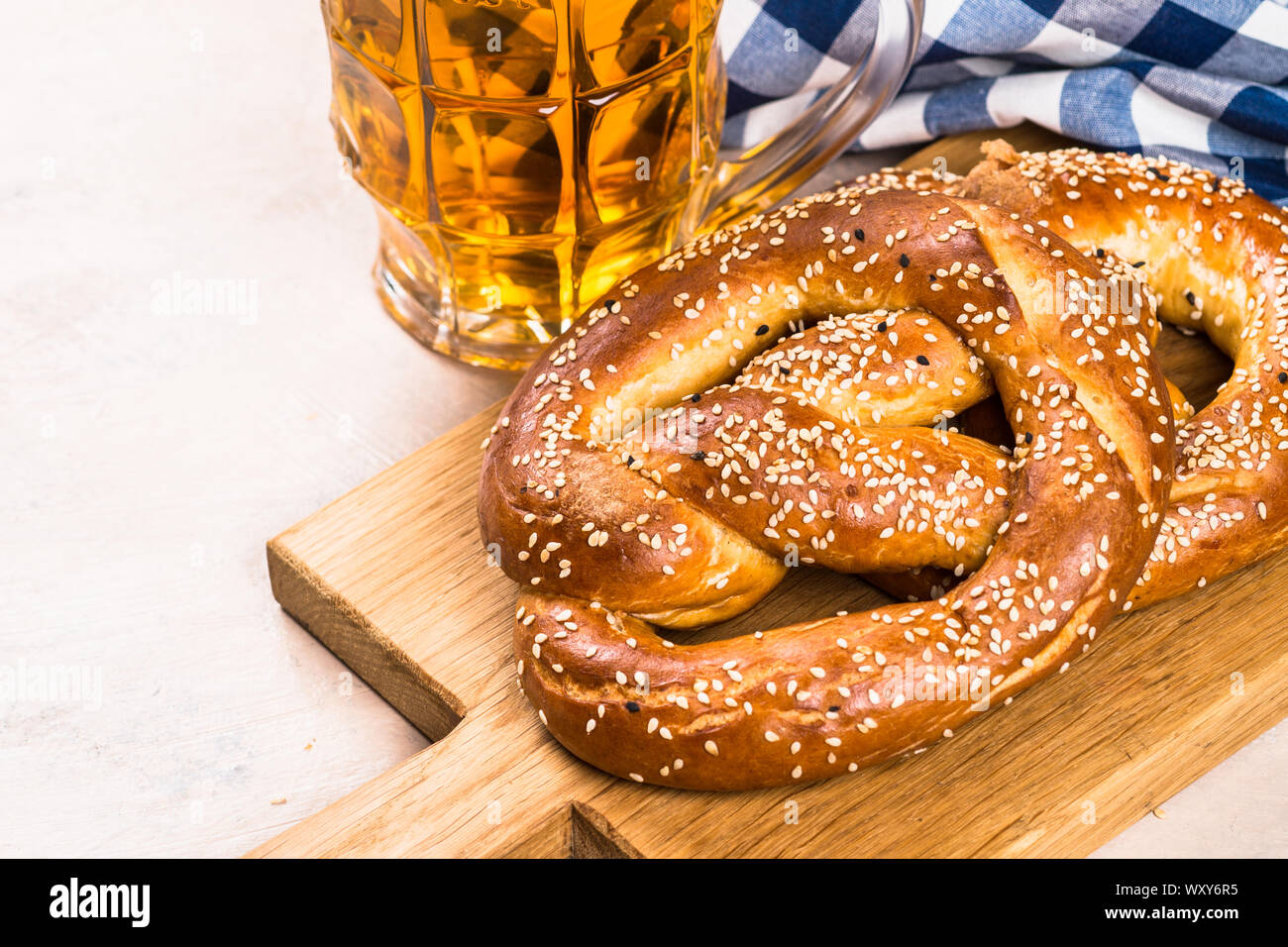 Brezel und bier -Fotos und -Bildmaterial in hoher Auflösung – Alamy