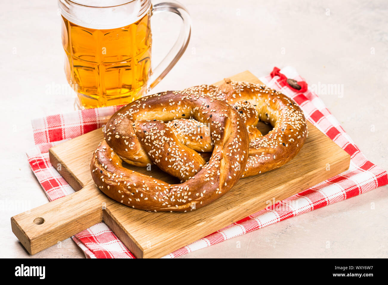 Brezel und bier -Fotos und -Bildmaterial in hoher Auflösung – Alamy