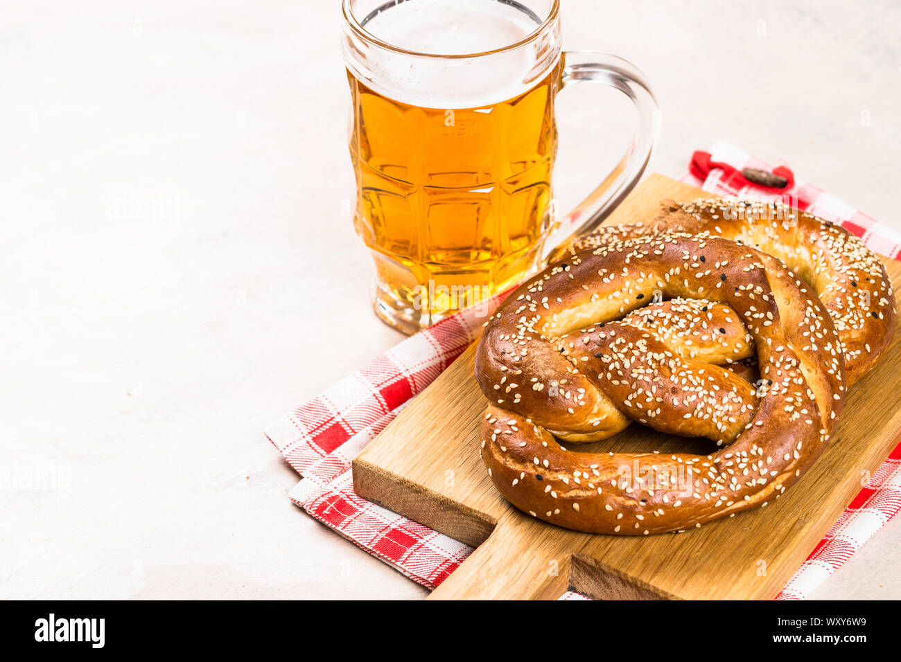 Breze und bier -Fotos und -Bildmaterial in hoher Auflösung – Alamy