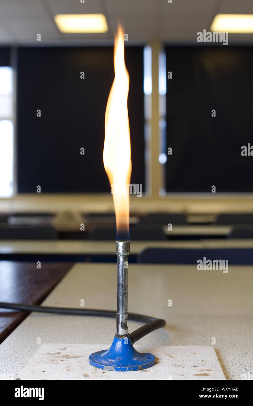 Gasbrenner mit Sicherheit Flamme in einer Schule Science Lab. Brennende ...