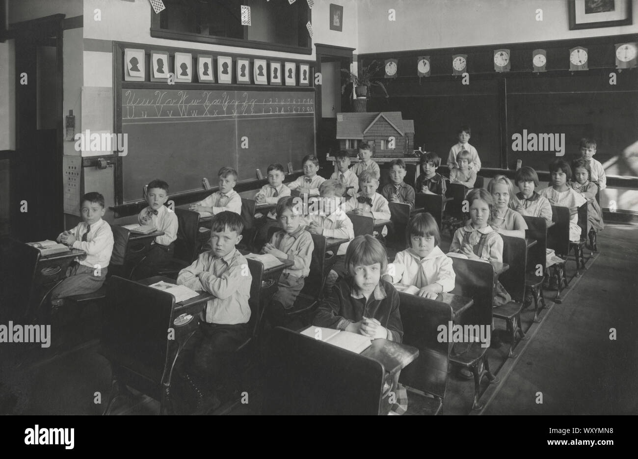 Klassenzimmer der 1930er jahre -Fotos und -Bildmaterial in hoher ...