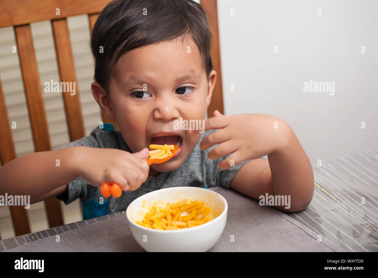 Hunger In Der Kindheit Stockfotos und -bilder Kaufen - Alamy