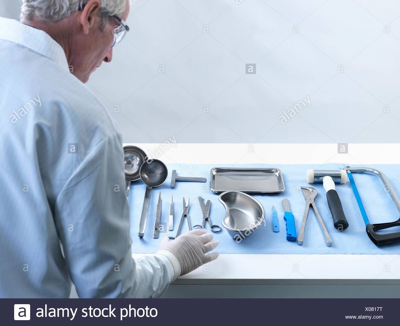 Forensischer Pathologe Stockfotos und -bilder Kaufen - Alamy