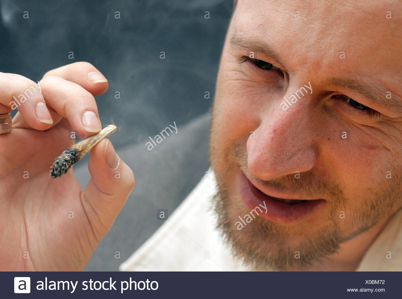 Smokes Marijuana Stockfotos und -bilder Kaufen - Alamy