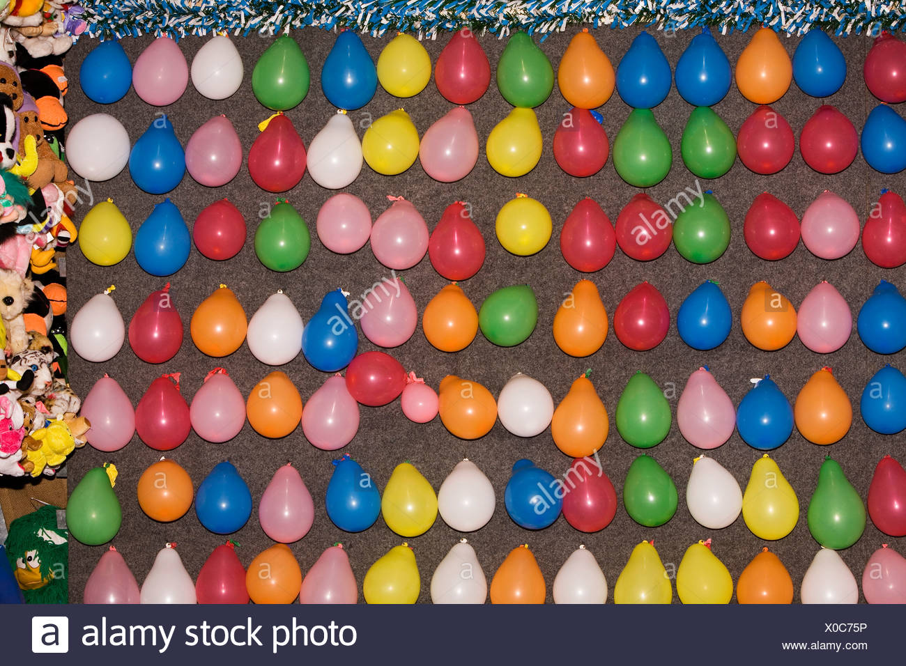 Balloons Carnival Game Stockfotos & Balloons Carnival Game Bilder - Alamy
