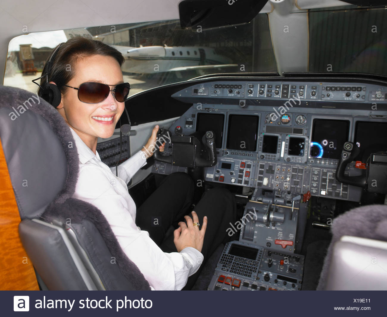 Female Pilot Uniform Cockpit Stockfotos und -bilder Kaufen - Alamy