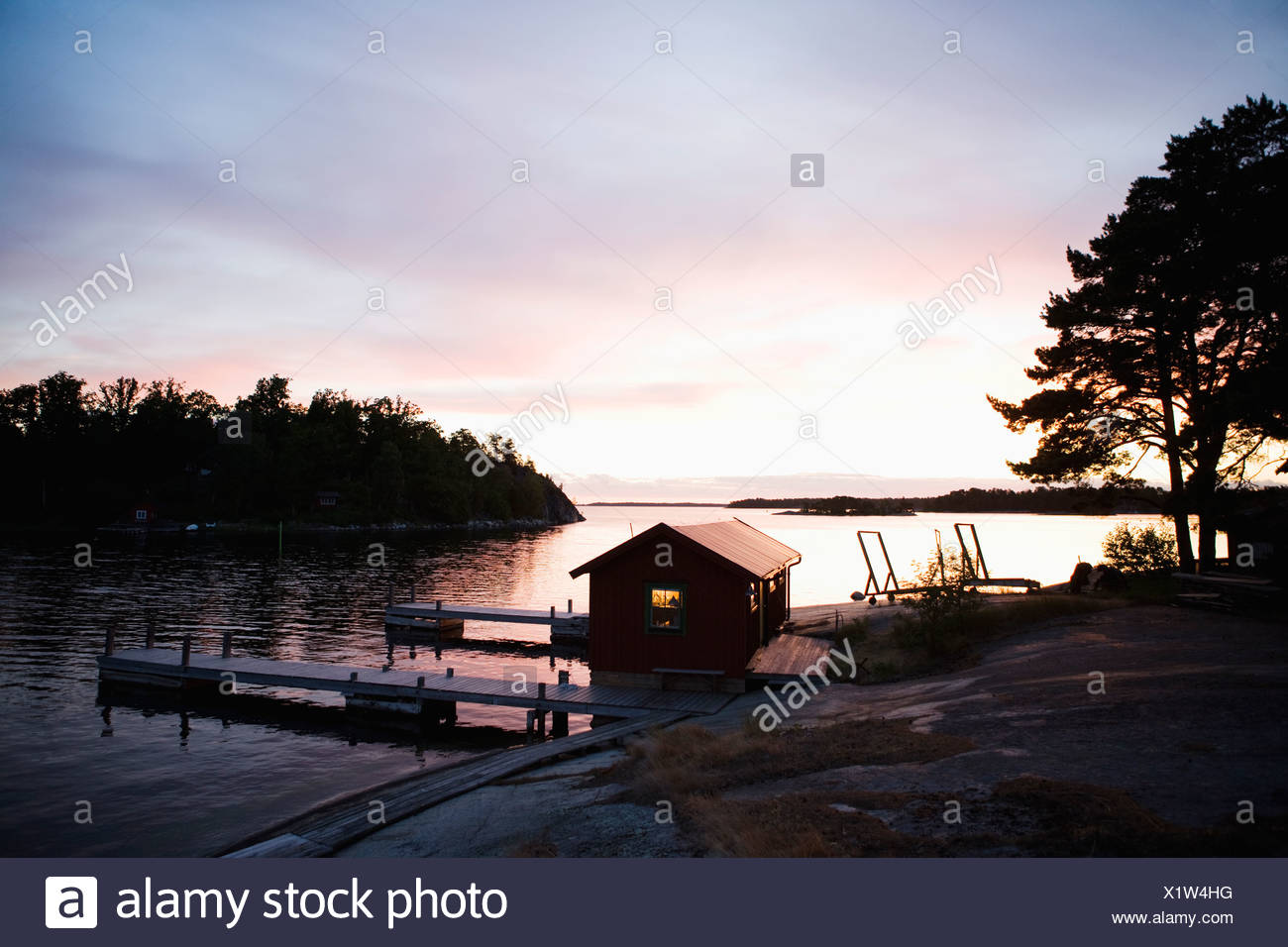 Cottage At Night Stockfotos und -bilder Kaufen - Alamy