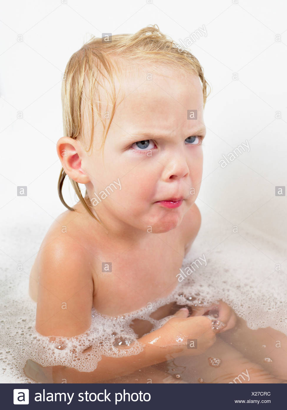 Little Girl Taking Bubble Bath Stockfotos und -bilder Kaufen - Alamy