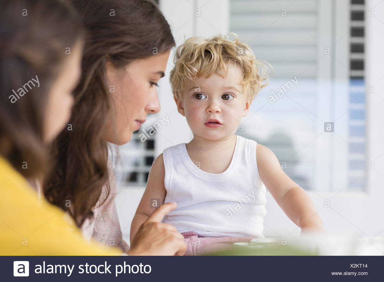 Mutter und Kinder sprechen zu Hause Stockfotografie - Alamy