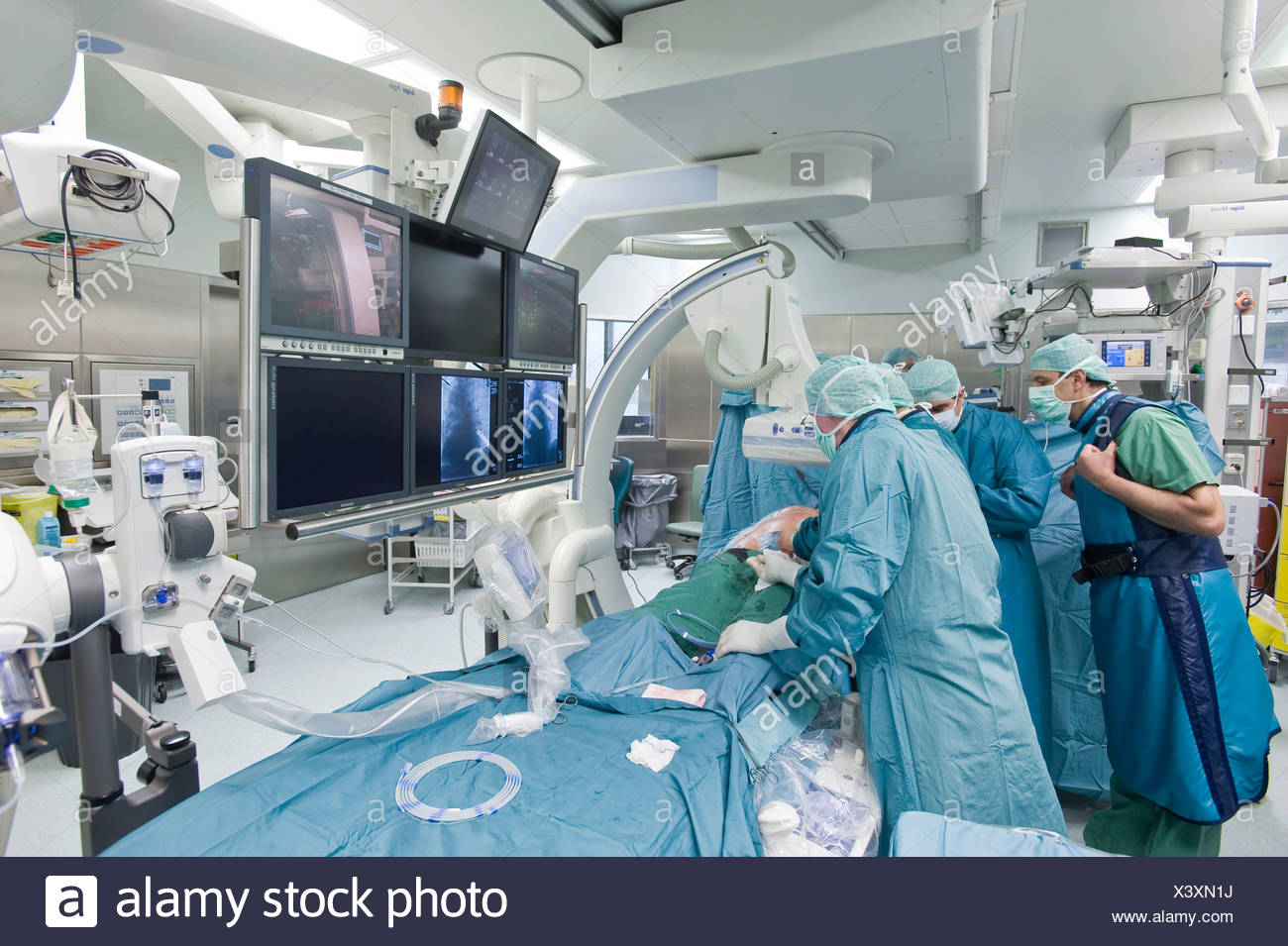 Herzchirurgie im Hybrid-OP-Saal, Deutsches Herzzentrum Berlin oder ... Herzchirurgie im Hybrid-OP-Saal, Deutsches Herzzentrum Berlin oder ...