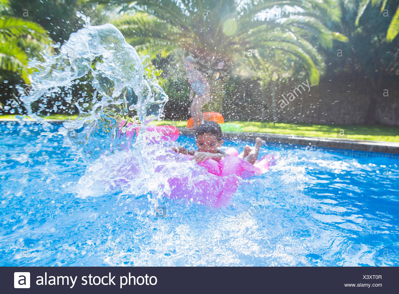 Junge Nass Plantschen Stockfotos und -bilder Kaufen - Alamy