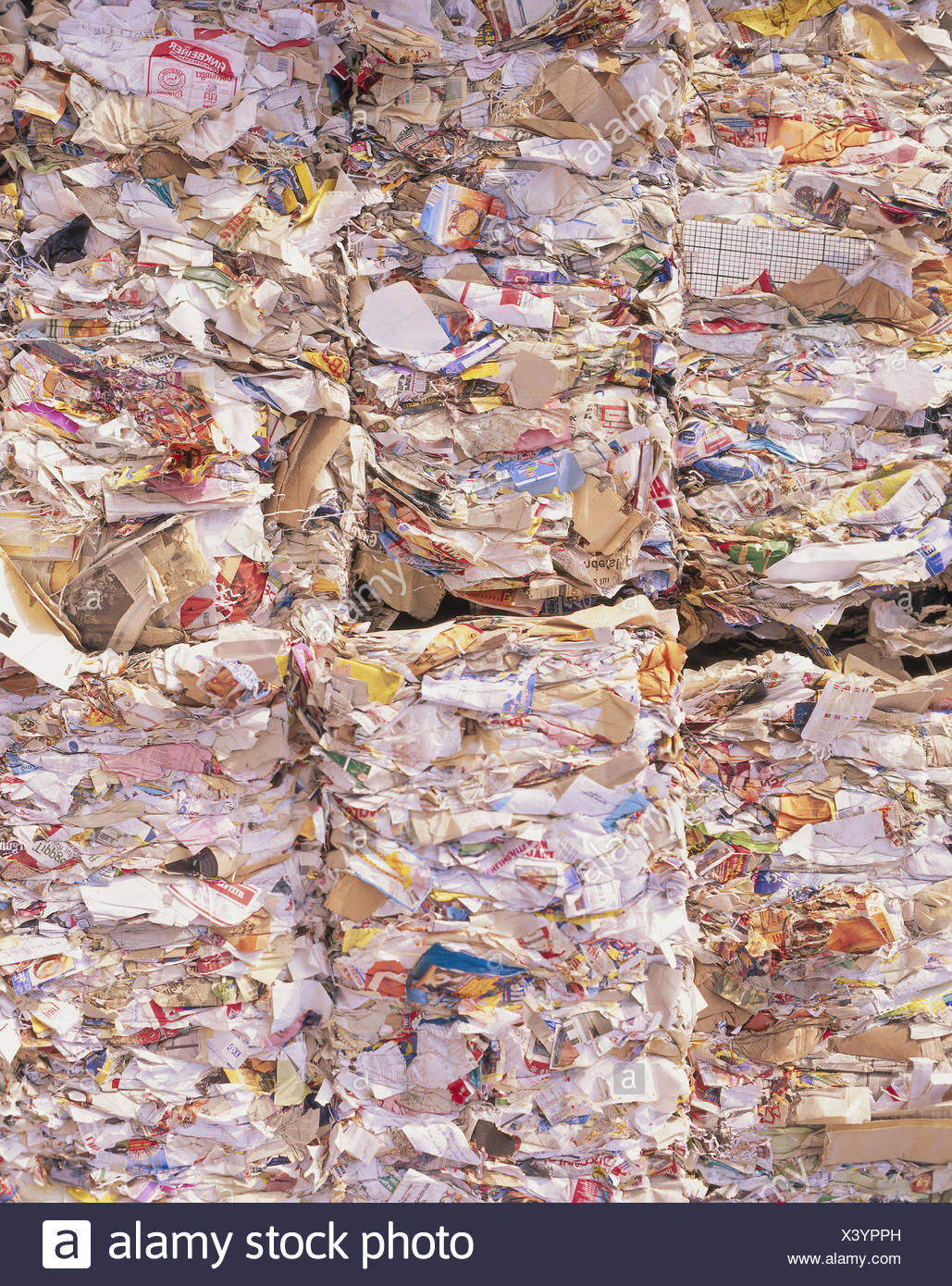 Waste Paper Bundled Recycling Stockfotos und -bilder Kaufen - Alamy