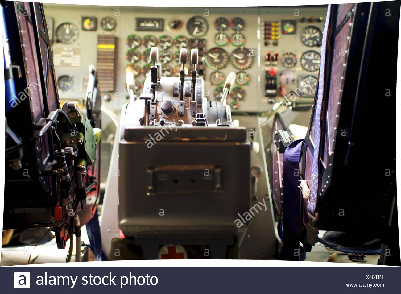 Alte Flugzeug Cockpit Instrumente Stockfotos und -bilder Kaufen - Alamy