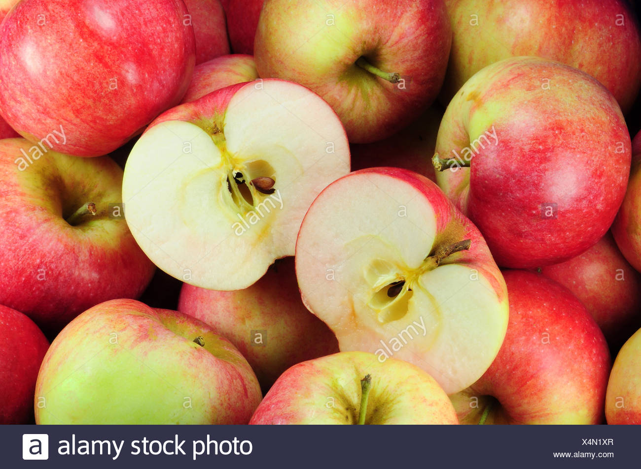 Apple Halved Stockfotos & Apple Halved Bilder - Alamy