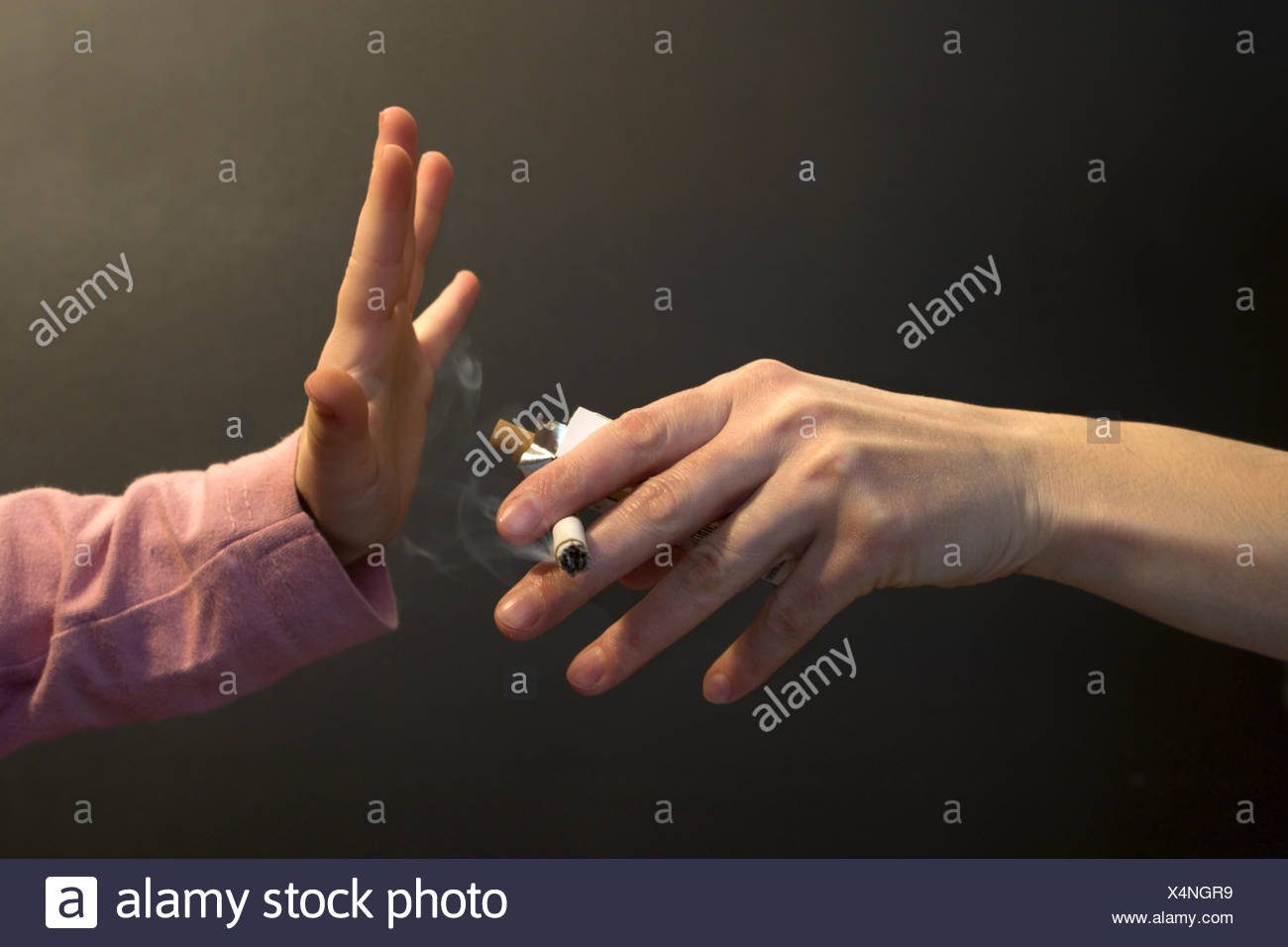 Kinder Rauchen Zigaretten Stockfotos und -bilder Kaufen - Alamy