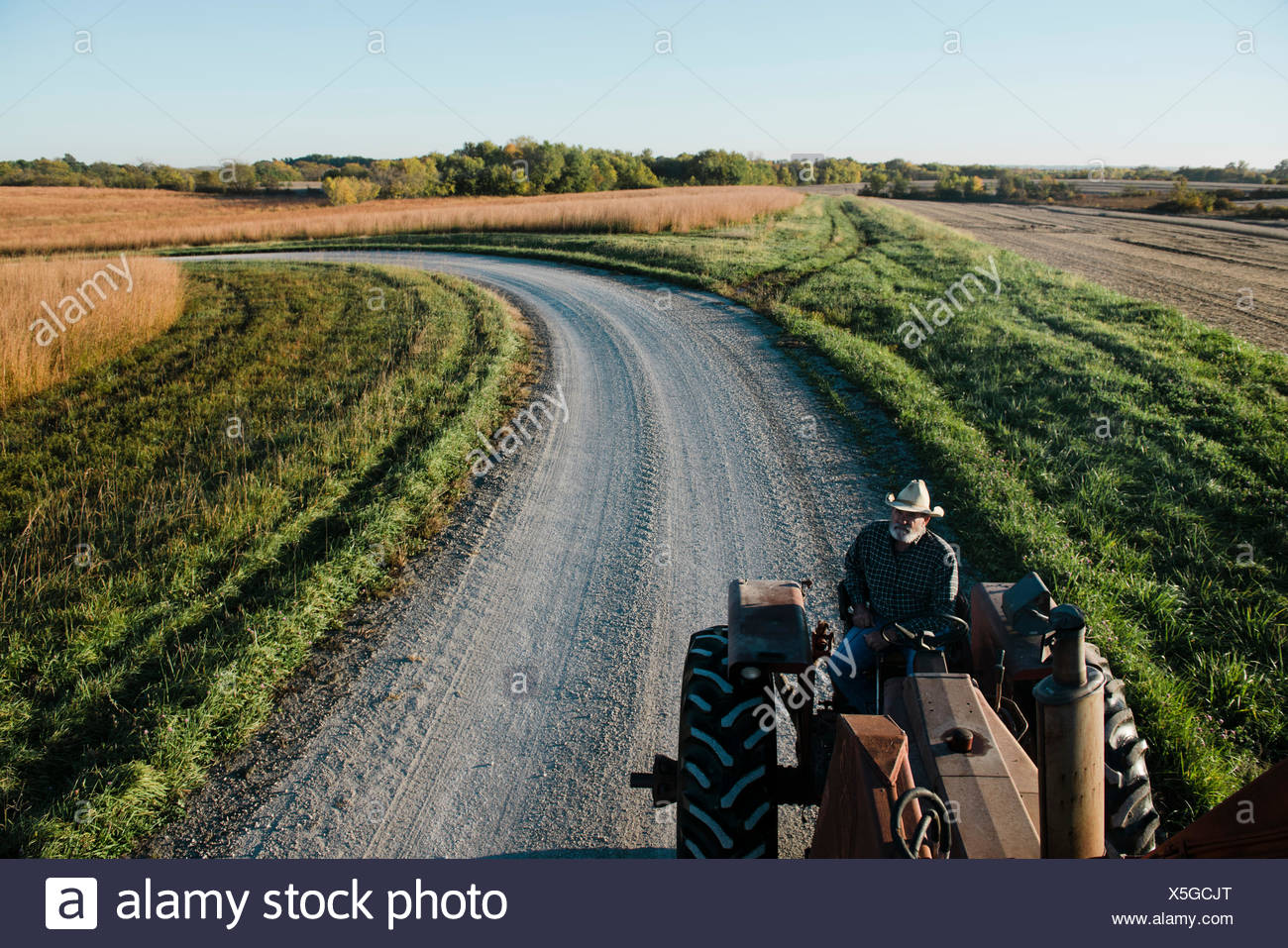 Traktor Auf Dem Bauernhof Arbeiten Stockfotos und -bilder Kaufen - Alamy