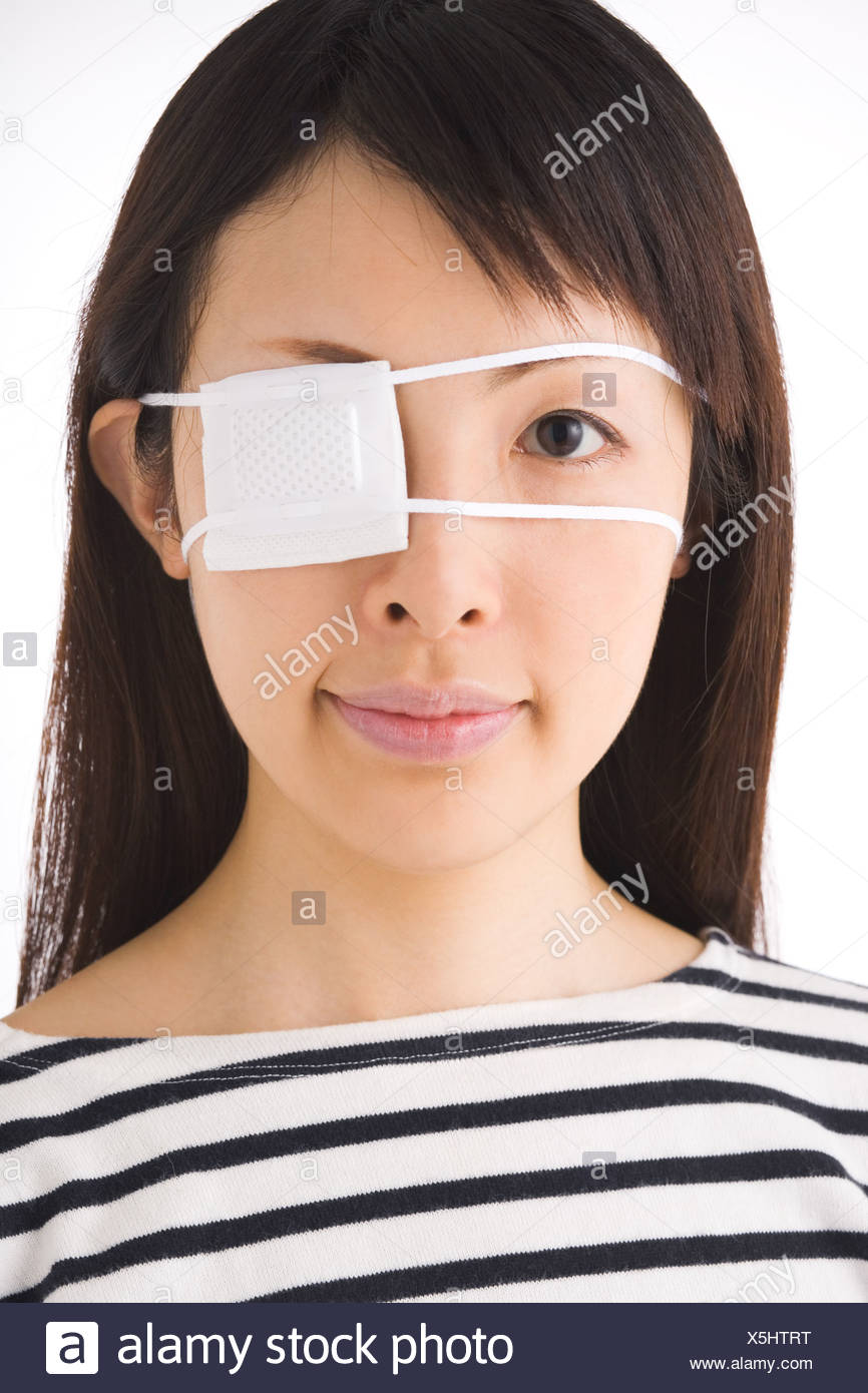 Woman Wearing Eye Patch Stockfotos & Woman Wearing Eye Patch Bilder - Alamy