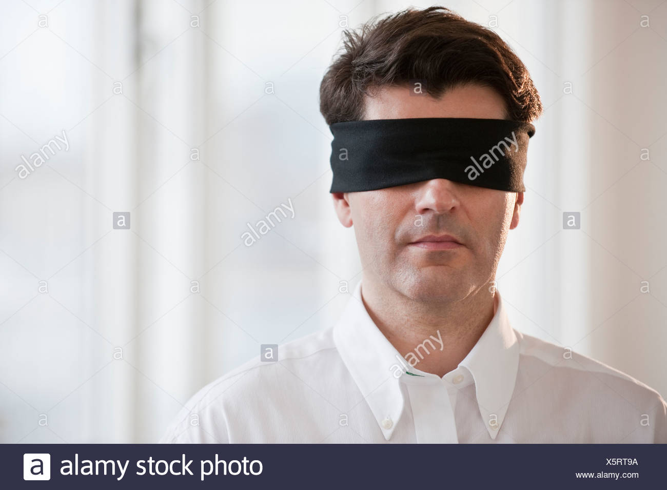 Augen Verbinden Stockfotos & Augen Verbinden Bilder - Alamy
