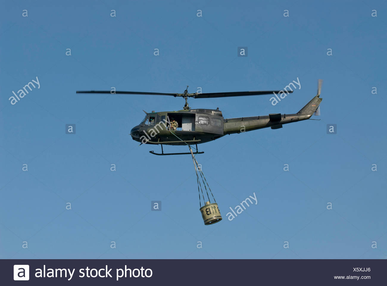 Bundeswehr, Bundeswehr, Hubschrauber Bell UH - 1D HUEY mit Wassertank ...