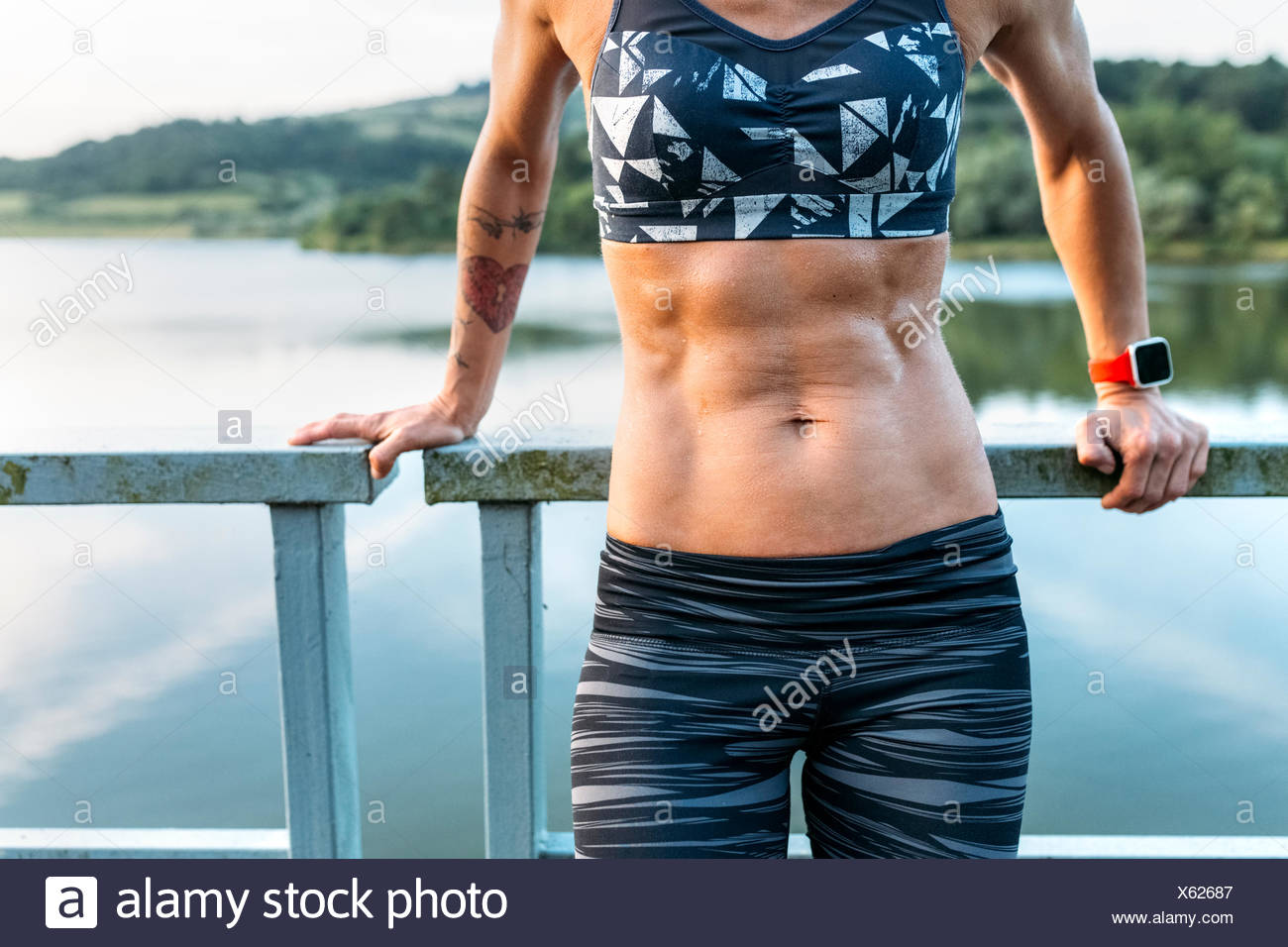 Bauchmuskeln Frau Stockfotos und -bilder Kaufen - Alamy