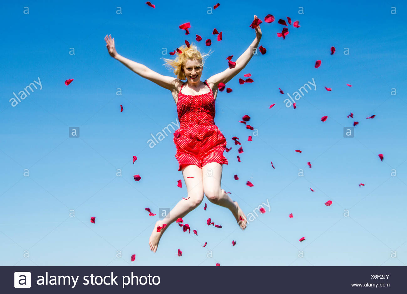Vor Freude In Die Luft Springend Stockfotos und -bilder Kaufen - Alamy
