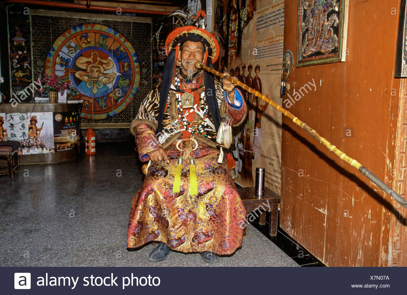 Schamane In Traditioneller Kleidung Stockfotos und -bilder Kaufen - Alamy