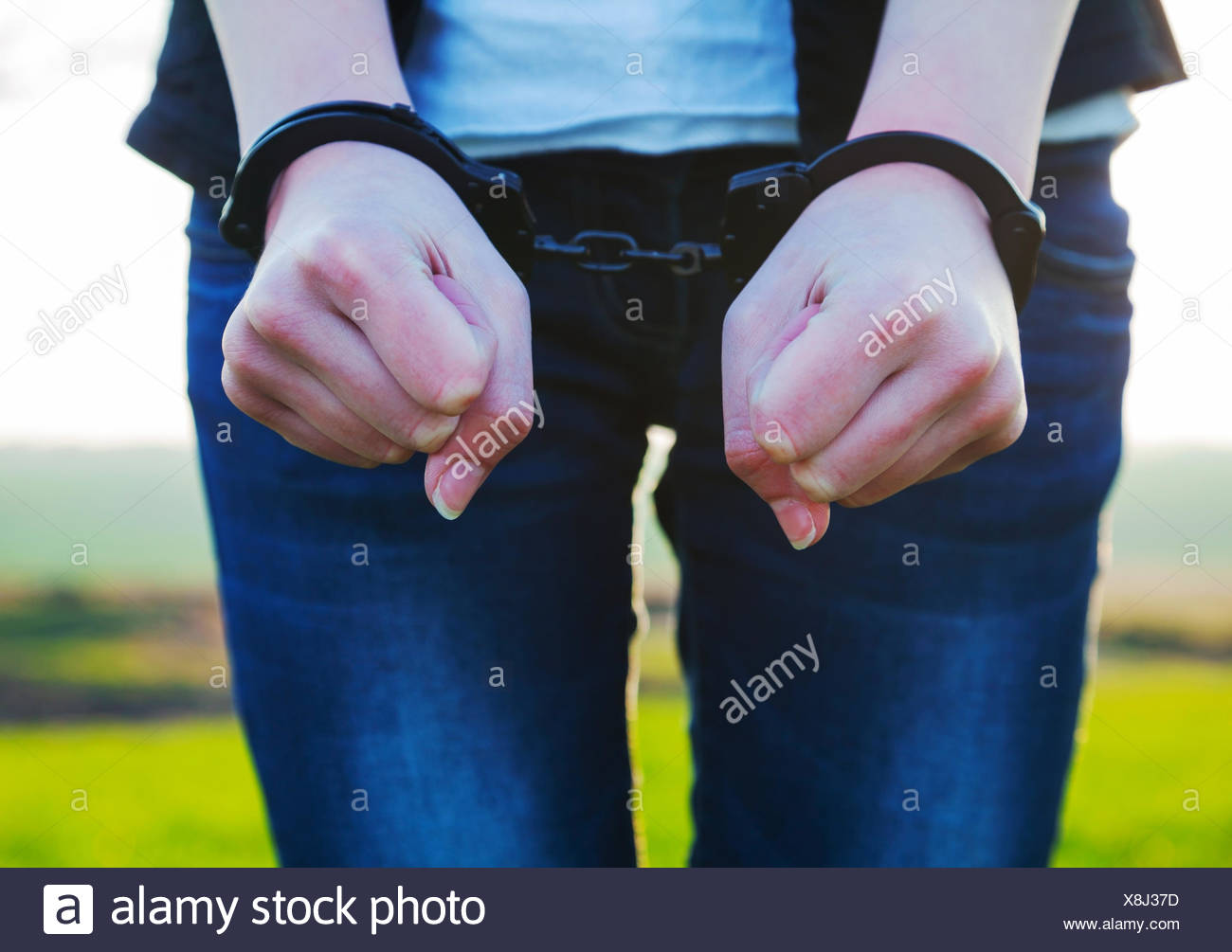 Frau Mit Handschellen Gefesselt Stockfotos und -bilder Kaufen - Alamy