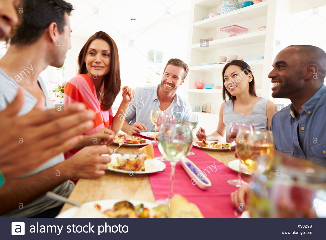 Mann und Frau Am Tisch Sitzen Stockfotos und -bilder Kaufen - Alamy