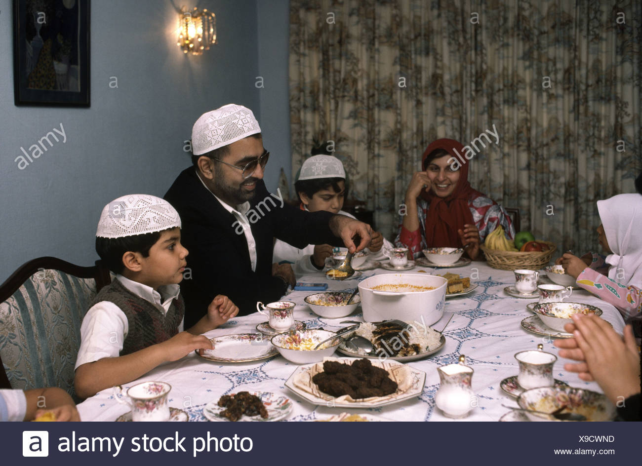 Muslim Family Celebrating End Ramadan Stockfotos und -bilder Kaufen - Alamy