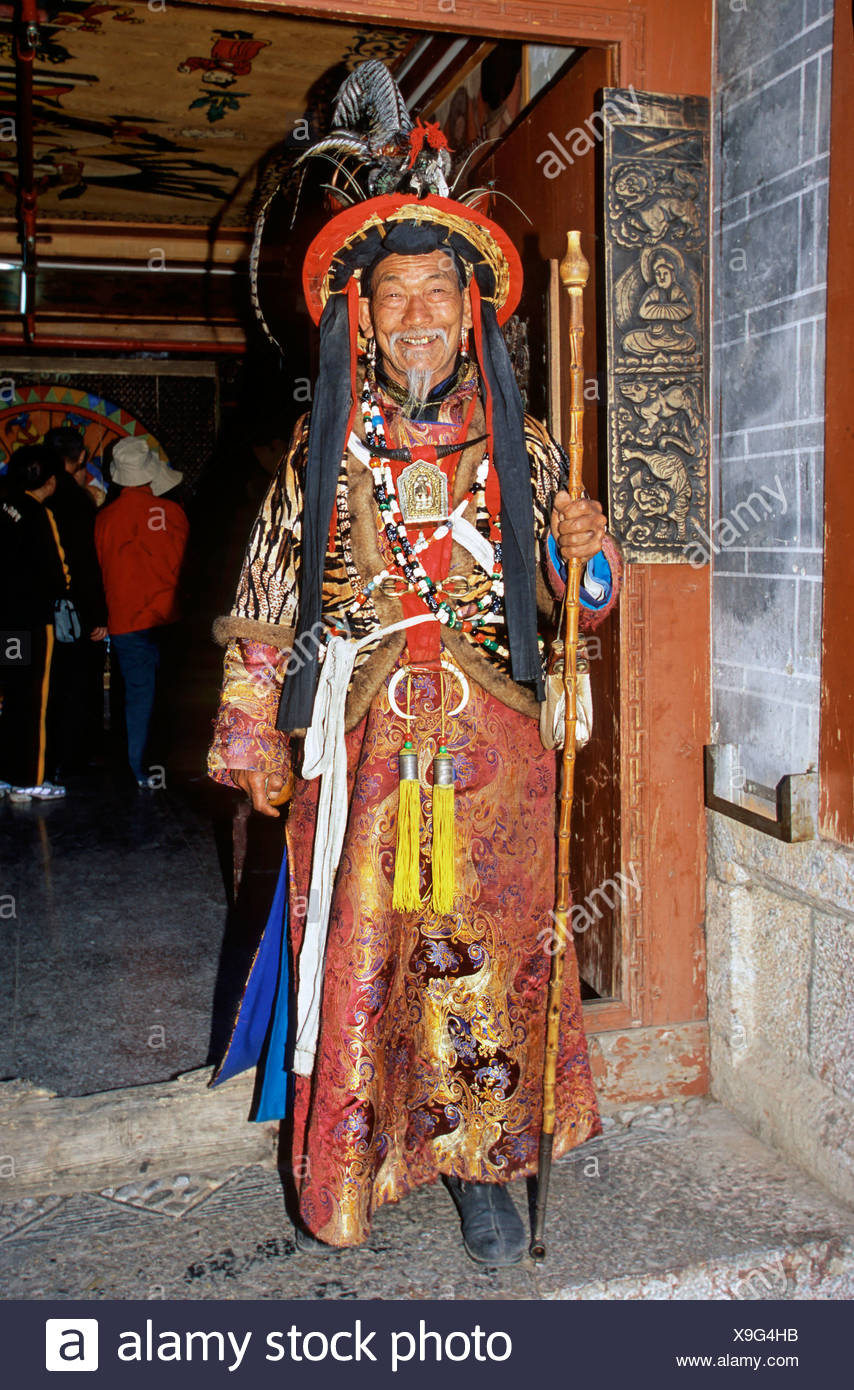 Schamane In Traditioneller Kleidung Stockfotos und -bilder Kaufen - Alamy