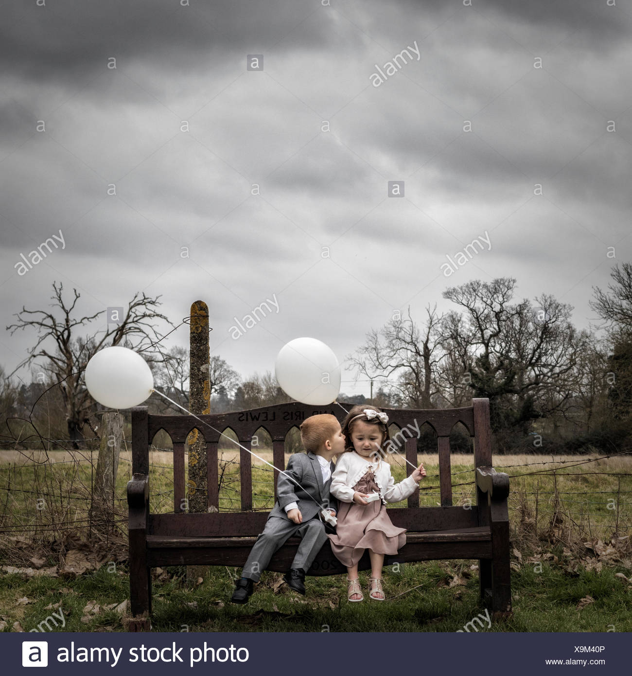 Junge Versucht Ein Mädchen Küssen Stockfotografie Alamy