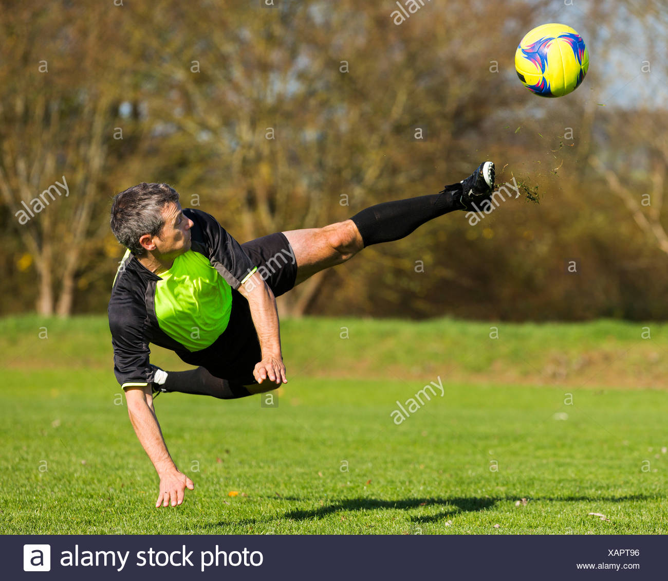 Sideways Scissor Kick Stockfotos und -bilder Kaufen - Alamy
