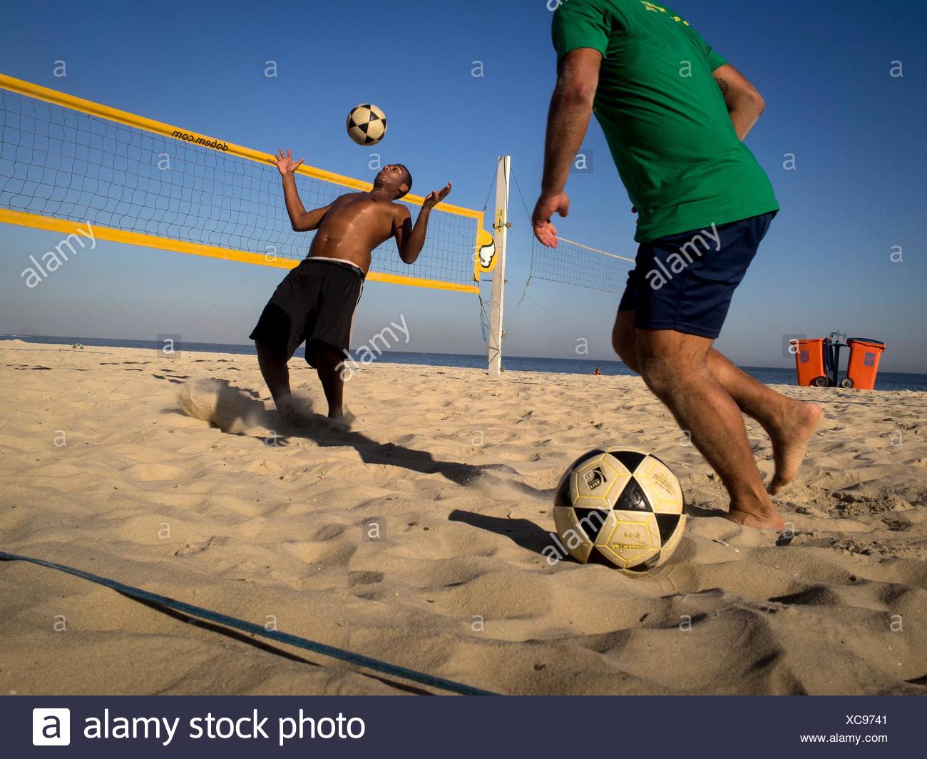 Beachvolleyball Am Strand Stockfotos und -bilder Kaufen - Alamy
