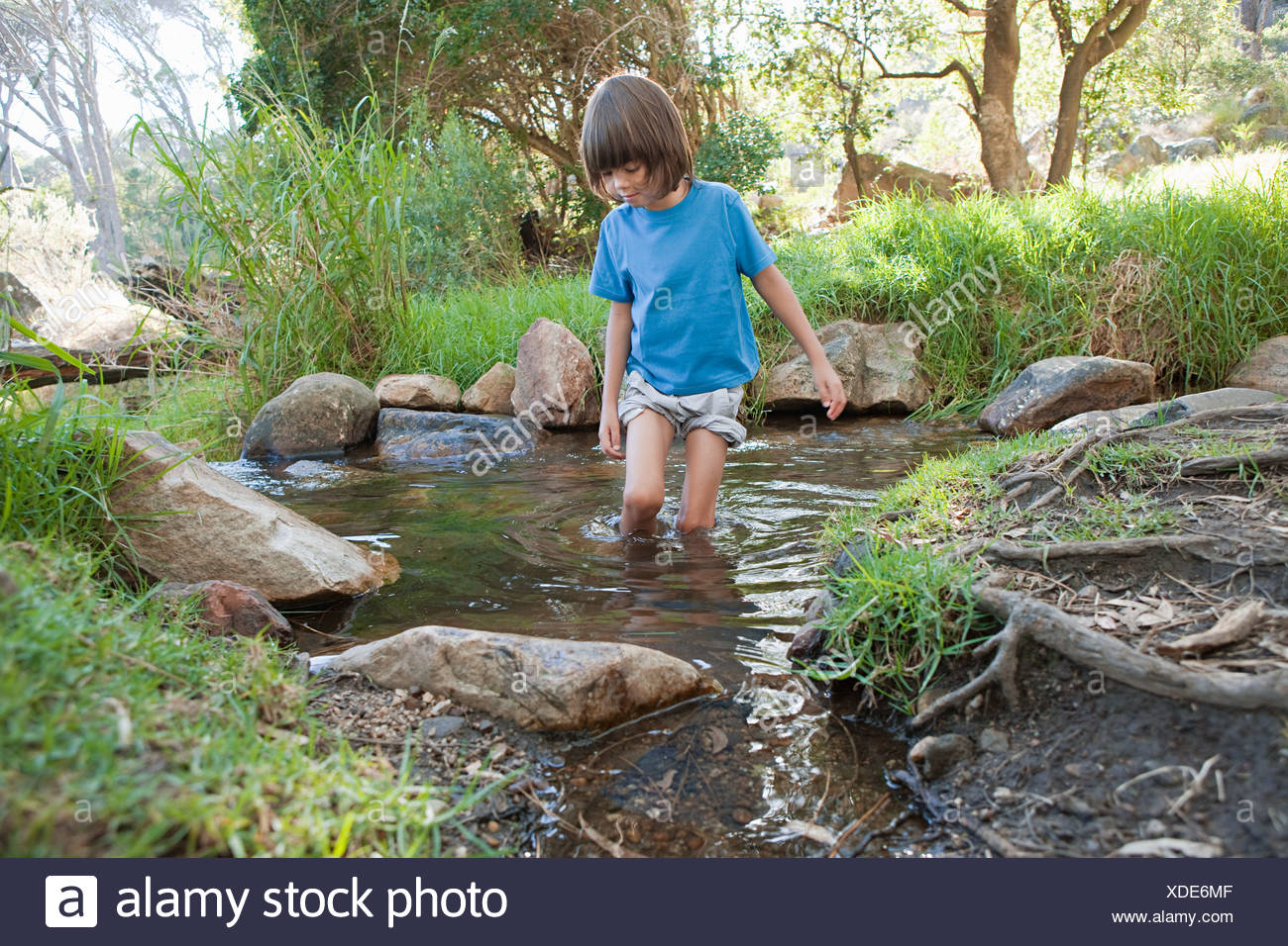 Knaben In Einem Fluss Stockfotos und -bilder Kaufen - Alamy