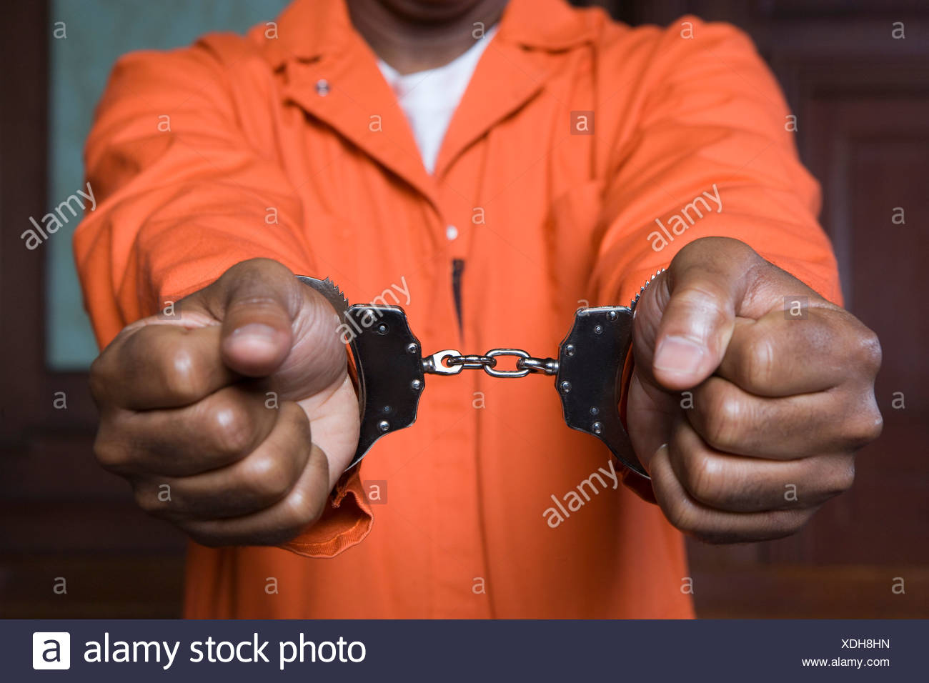 Handcuffed Court Stockfotos und -bilder Kaufen - Alamy