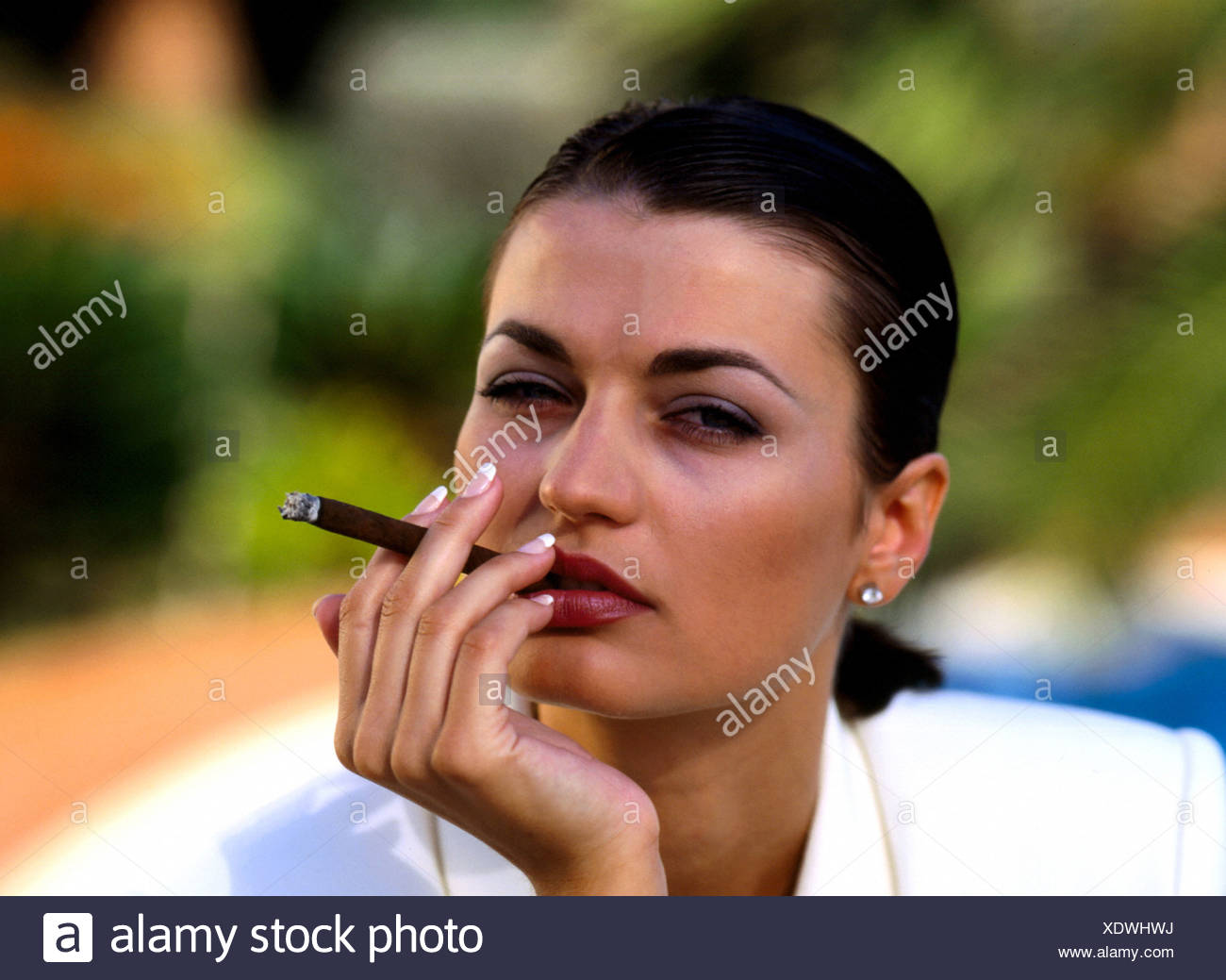 Woman Cigarillo Smoking Stockfotos und -bilder Kaufen - Alamy