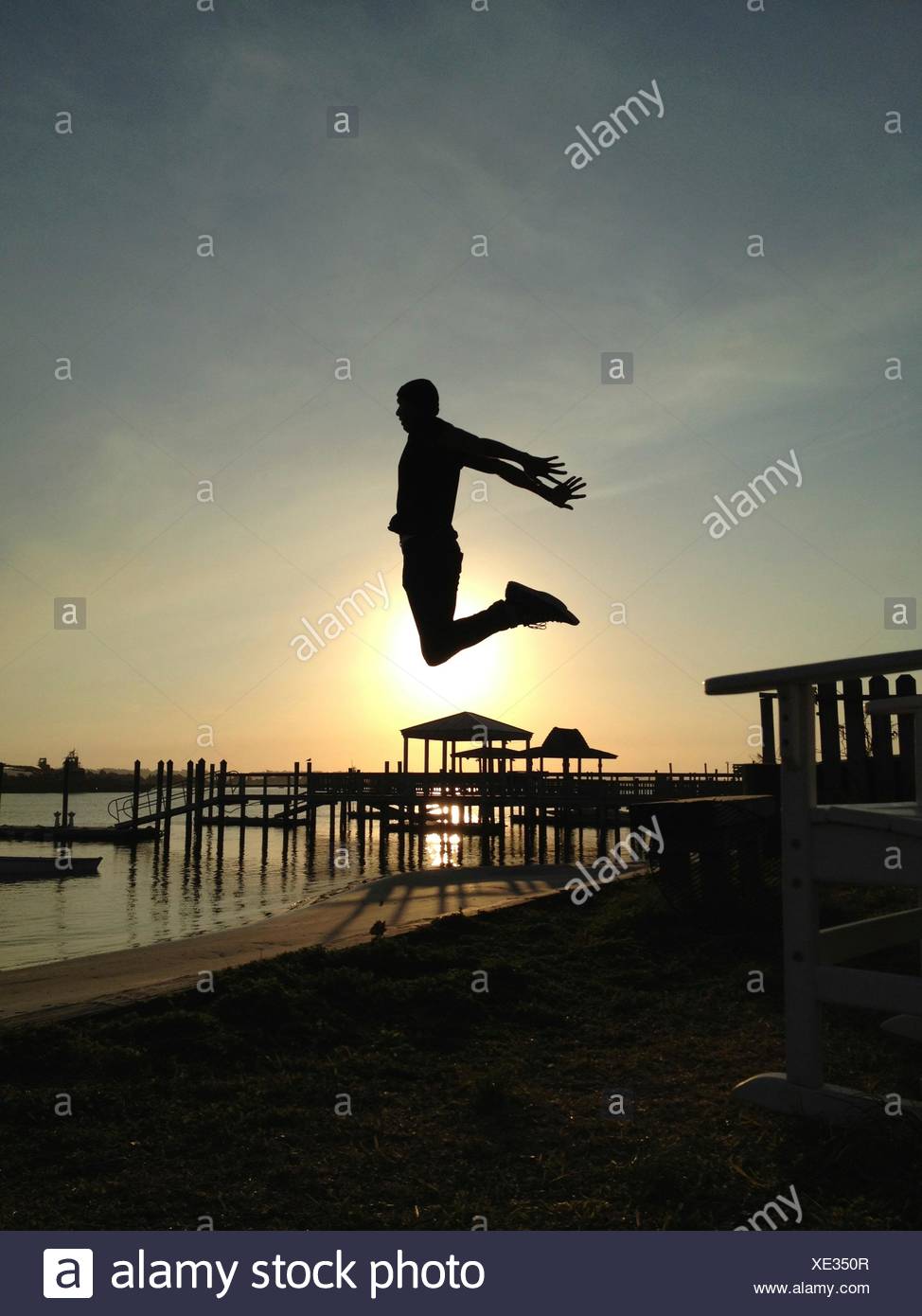 Springender Mann Stockfotos und -bilder Kaufen - Alamy