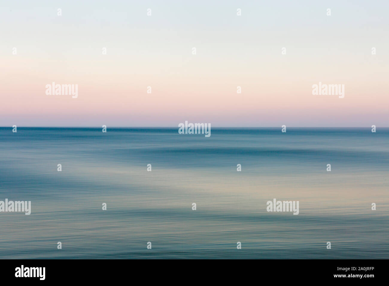 Mar en calma al atardecer fotografías e imágenes de alta resolución - Alamy