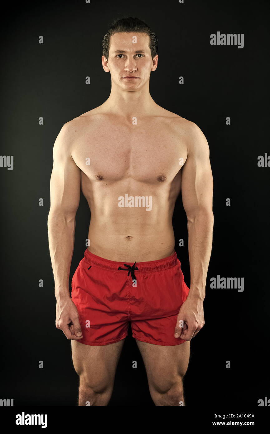 El Hombre Muscular Con Fuerte Cuerpo Deporte Y Fitness Atleta O Deportista En Calzones Rojos