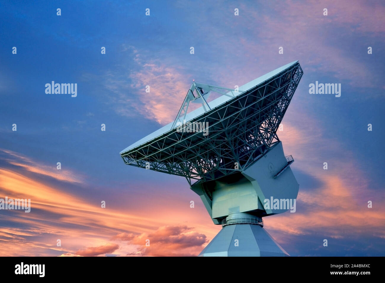 Antena, placa para la observación y la comunicación con el espacio ... Antena, placa para la observación y la comunicación con el espacio ...
